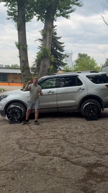 Ford Explorer на примерке дисков в 20-ом диаметре