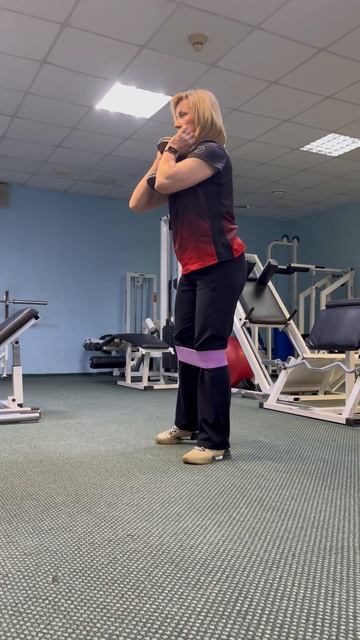 Фронтальный присед с гантелей и резиной на бёдрах