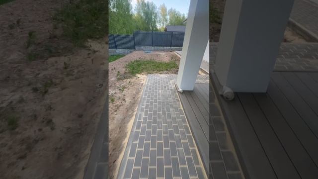 Завершили работу по мощению плитки.
