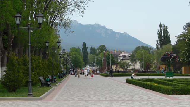 Парк Победы в Пятигорске, майский пасмурный жаркий день