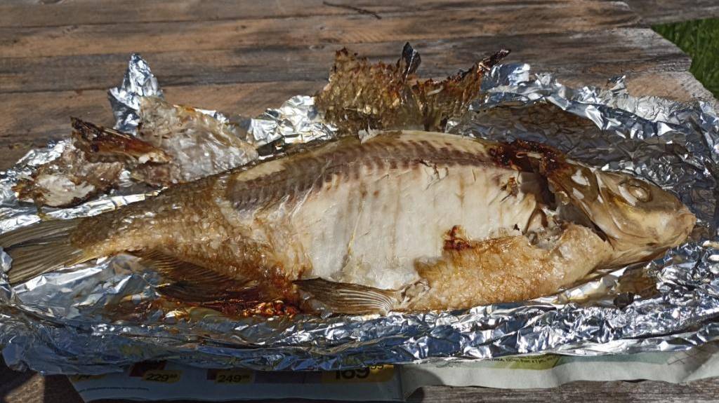 Приготовление леща на углях костра