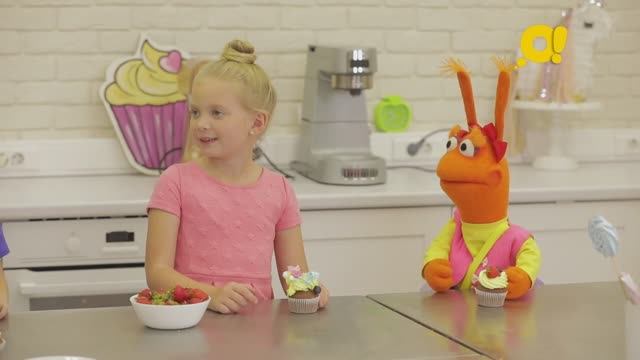 3 мая - день кондитера, поэтому Жужа отправляется за тортом в кондитерскую