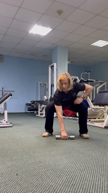 Поочерёдный рывок с гантелей