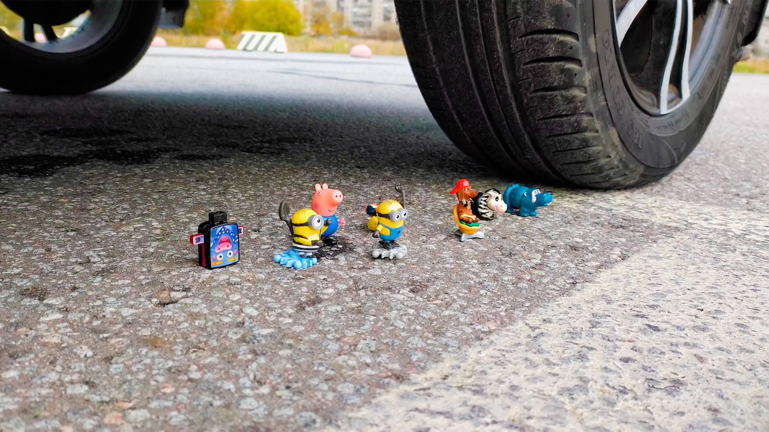 Эксперимент с автомобилем! Краш тест vs Давить Игрушки из Киндер Сюрприз! Миньоны, Свинка Пеппа!