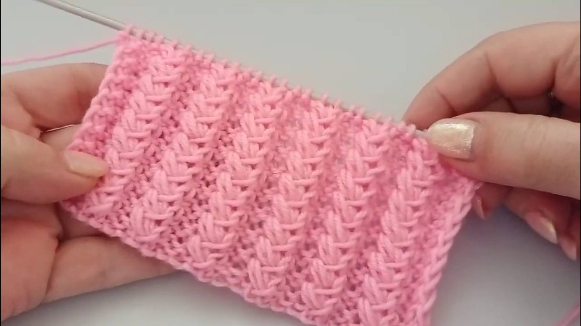 Очень красивый, несложный, рельефный узор спицами.