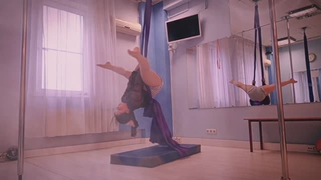 Воздушная акробатика на полотне (Измайлово, Первомайская). Выступление Сони!