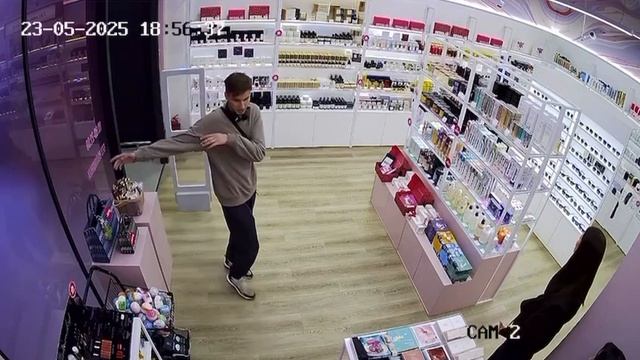 «Поймайте вандала!» Как парфюмерный бутик превратился в место преступления козы