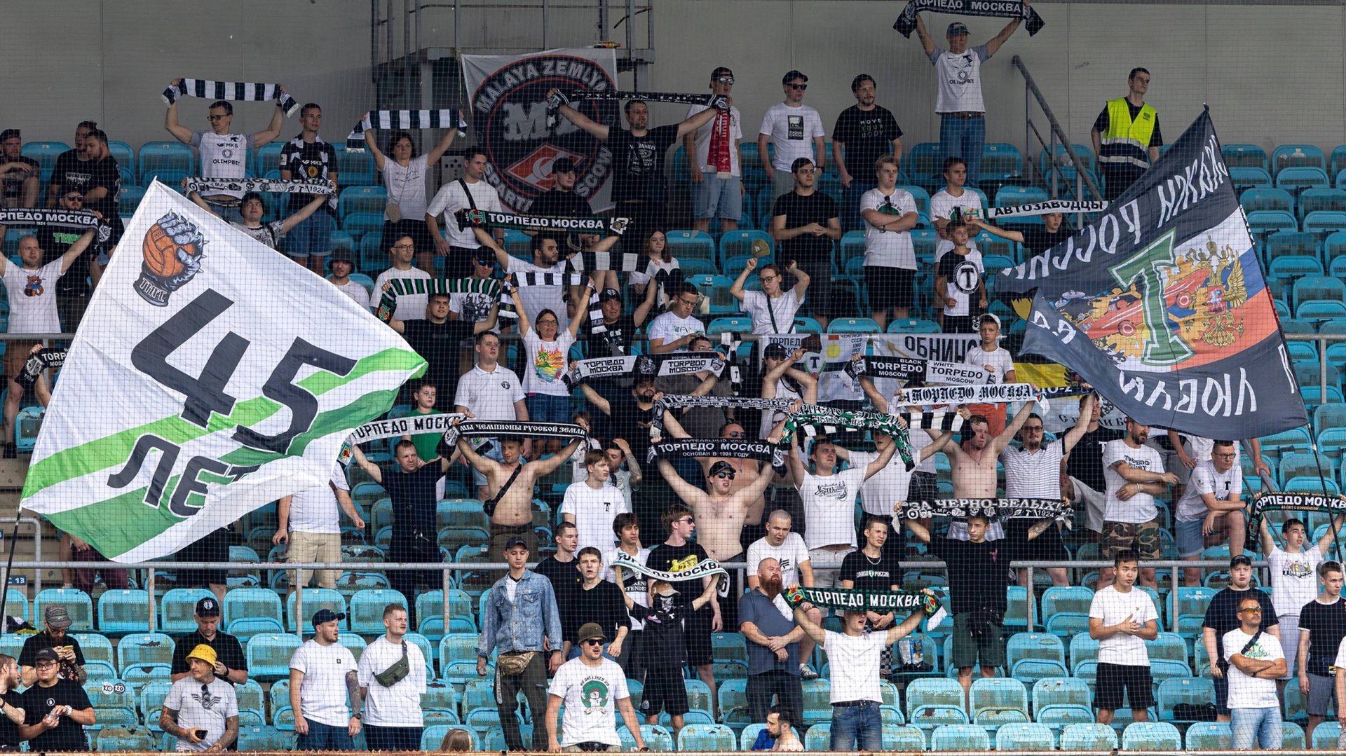 Болельщики футбольного клуба Торпедо на матче с КАМАЗом. Фанатская трибуна