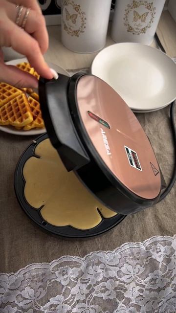 Вафельница ARESA AR-2805. Waffle iron ARESA AR-2805.