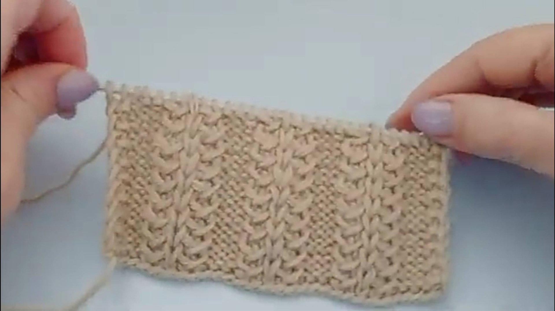 Красивый, рельефный и совсем несложный узор спицами поворотными и круговыми рядами.