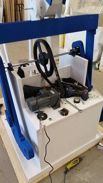 Видео рабочего процесса пуско-наладки нефтяной вышки из мастерской для выставки ."Белнефтехим"