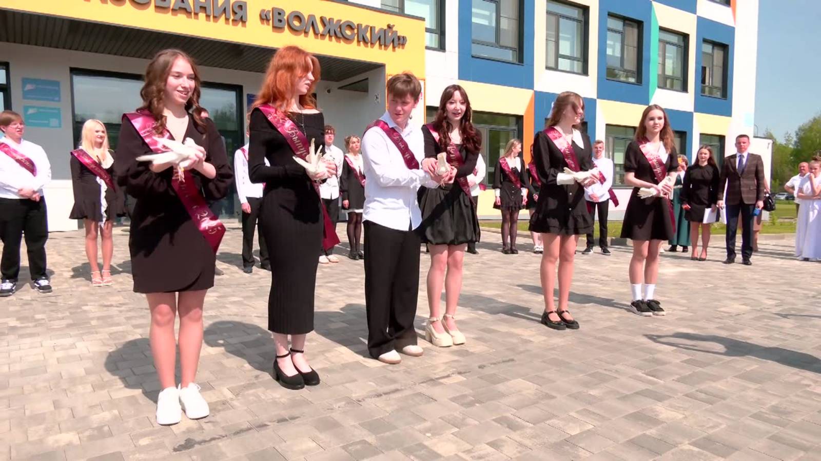 Для выпускников региона прозвучали последние звонки