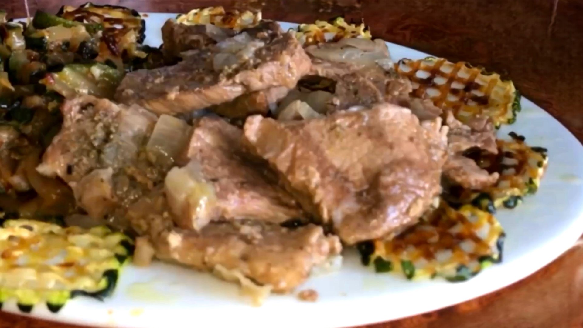 Мясо и лук: гармоничный дуэт в духовке.Отлично на ужин.