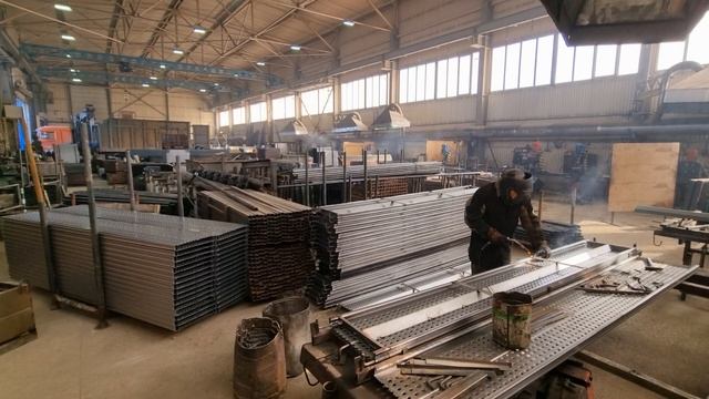 Привариваем элементы на настилы строительных хомутовых лесов 20220323_112405