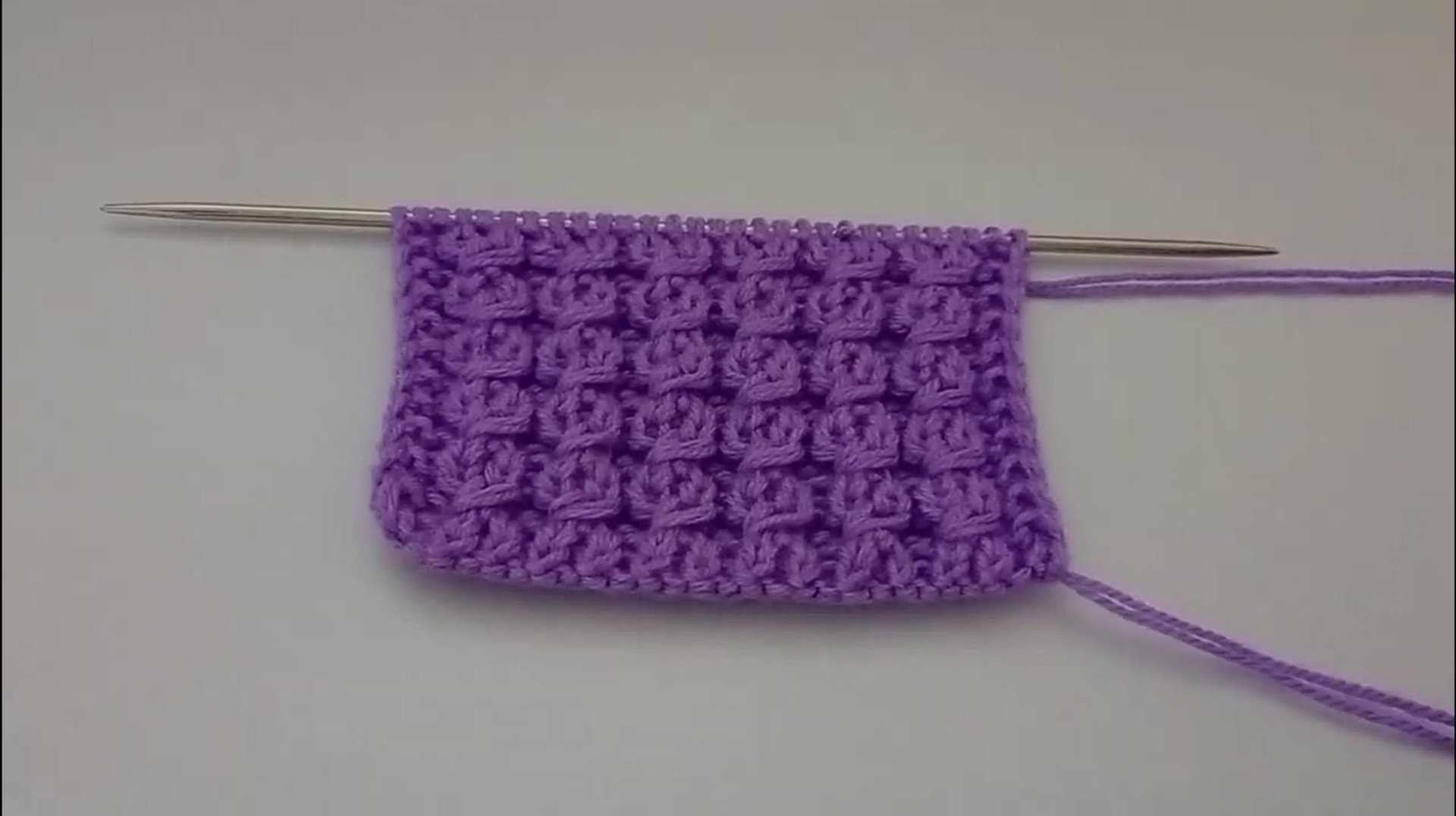 Плотный, рельефный, несложный узор спицами.
