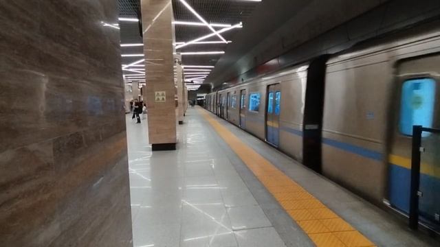 Поезд Hyndai Rotem в метро Алматы.