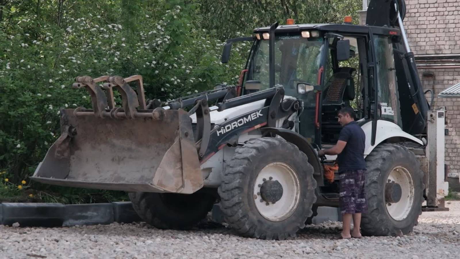 На улице Никитской в Костроме обустраивают удобные автостоянки и тротуары