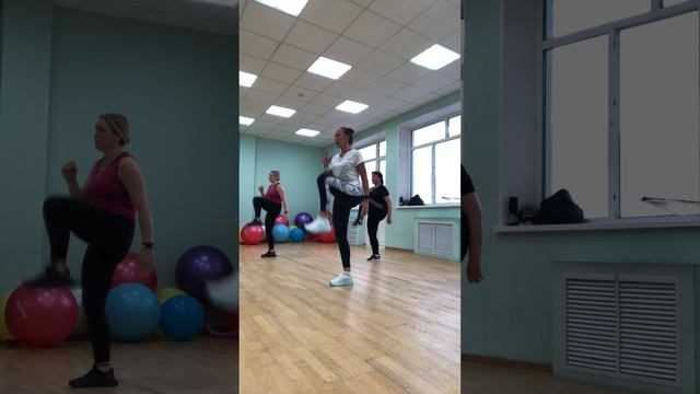 Тренировка на мышцы ног и ягодиц!