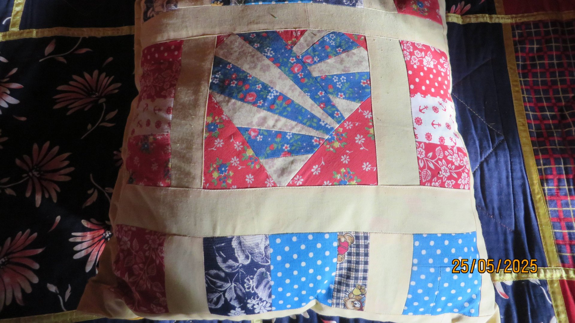 Подушка. Лоскутная графика.( Печворг).