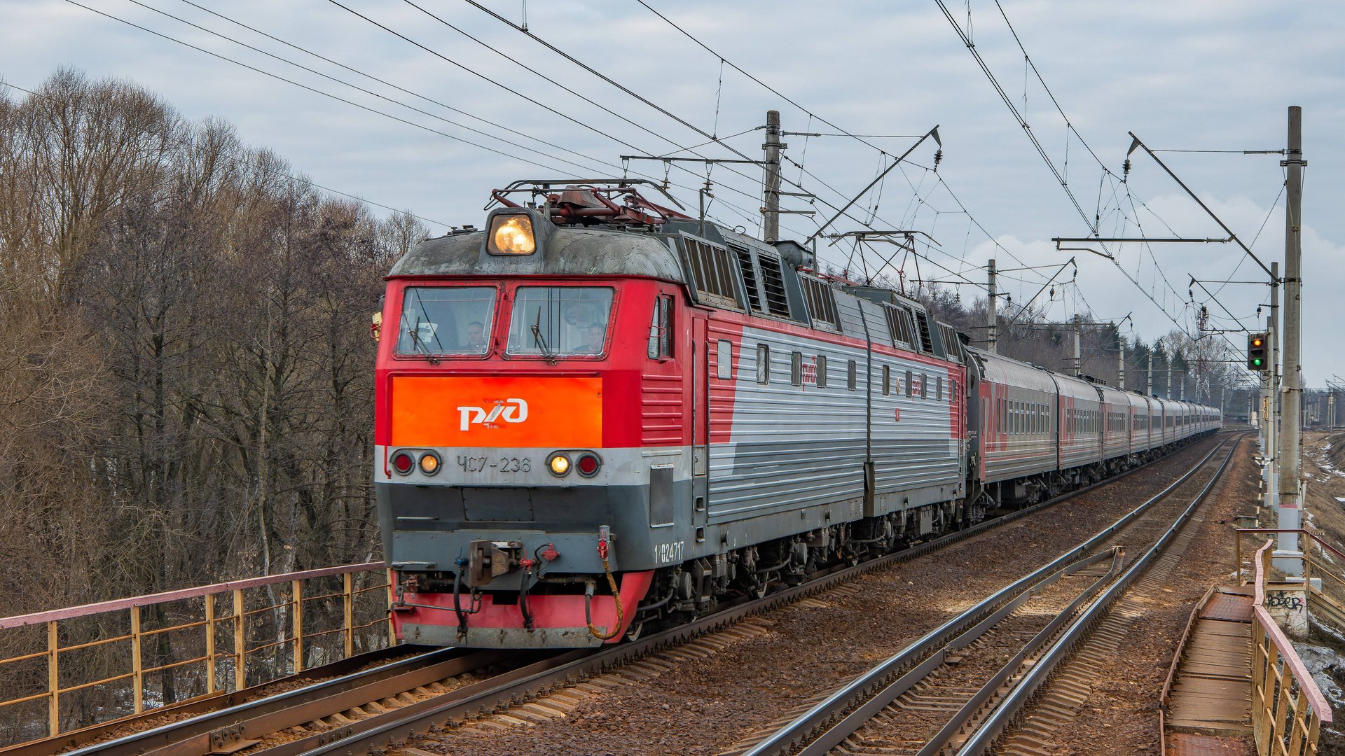 ЧС7-236 с поездом 001И Москва - Волгоград пролетает о.п. Калинина павелецкого направления