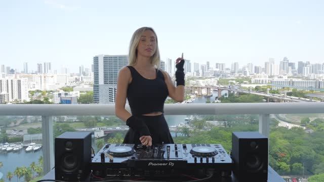 OLIWIA MOON - Melodic House & Techno Set