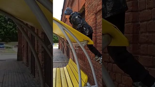 Залезаем на крышу скамейки