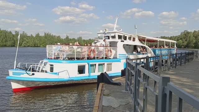 Теплоход "Амстердам" (типа "Москвич") отходит от причала "Серебряный Бор-2" (25.05.2025)