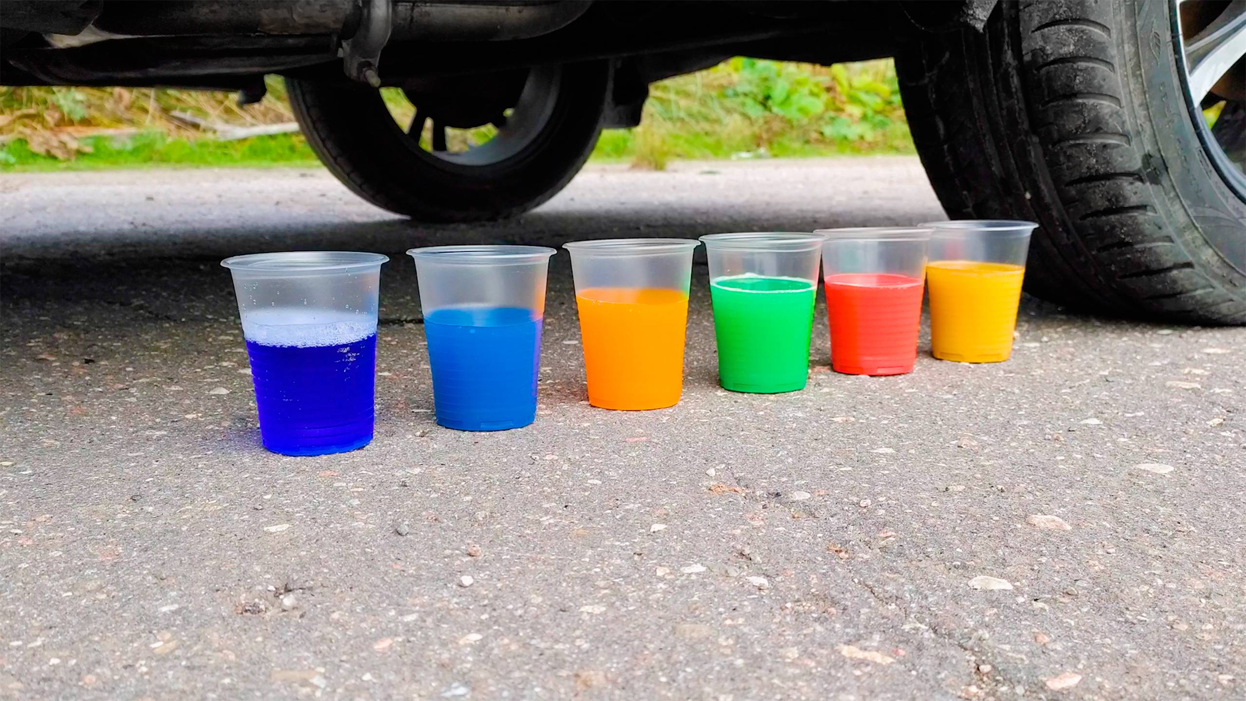 Эксперимент с автомобилем! Краш тест vs Давить колесом Фруктовый сок, CD диски, спички! АСМР звуки!