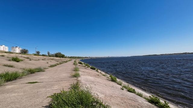 Волгоград 27 мая 2025 набережная Высоцкого - вода убывает, появились рыбаки :)