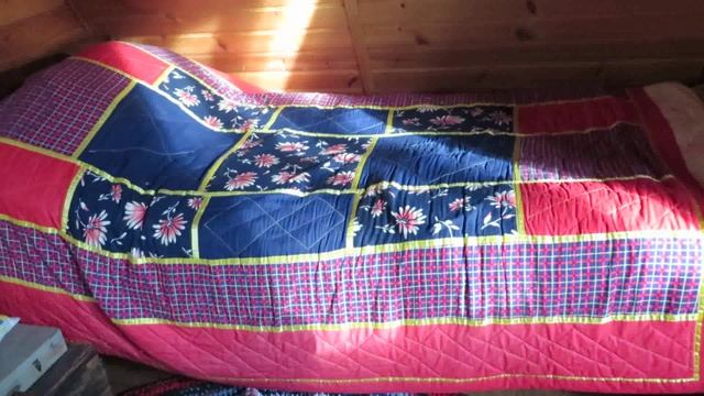 Покрывало лоскутное с атласной лентой.