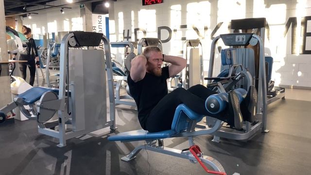 Подъем корпуса на наклонной скамье