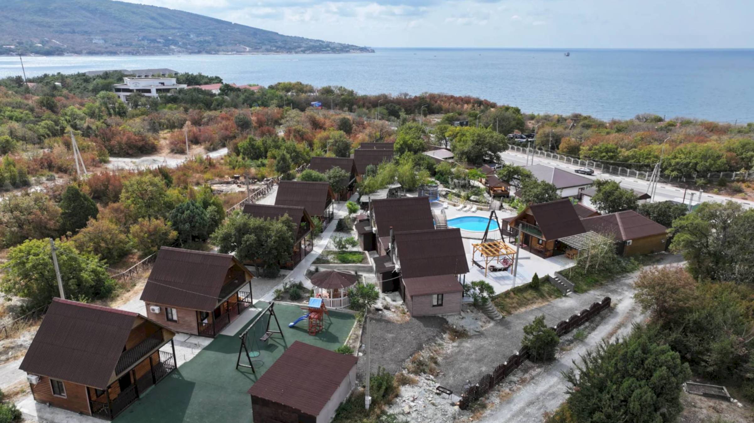 601 Сдаётся посуточно двухэтажный дом балкон, бассейн, беседка – 300 метров до моря Кабардинка