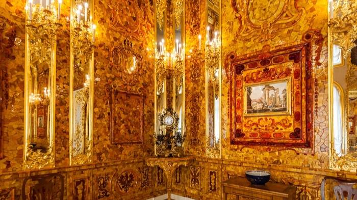 ЗДЕСЬ НАХОДИТСЯ ЯНТАРНАЯ КОМНАТА