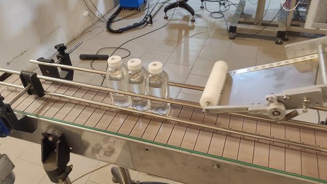 Наклеивание этикетки c куар кодом на бутылку - EtiKon.ru