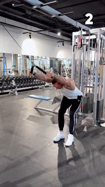 3 упражнения в кроссовере для рук и плеч