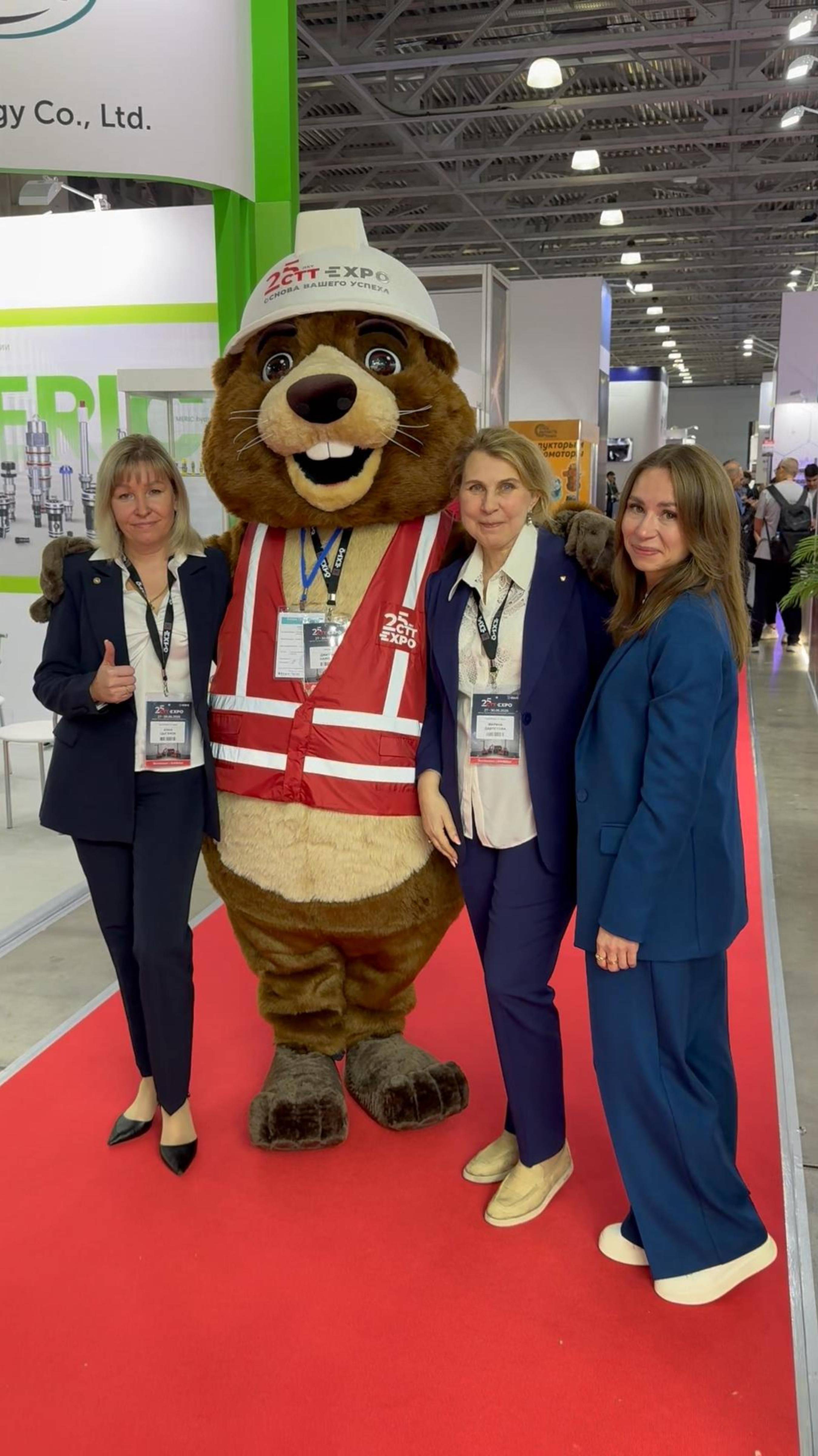 С талисманом выставки СТТ EXPO 2025 в Москве!
