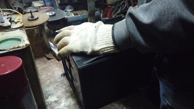 Разборка автомобильного аккумулятора, часть 1/2