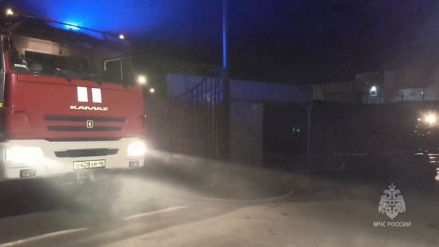 Ночной пожар в Курске уничтожил бесхозное строение и повредил торговые павильоны