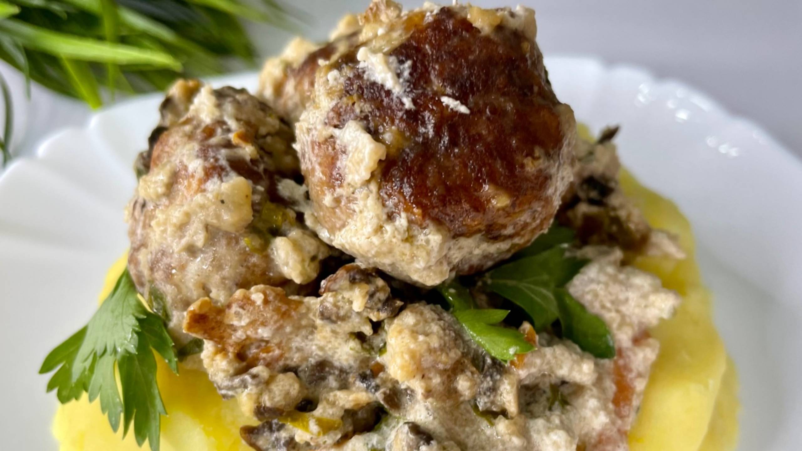 Митболы с грибами в сливочном соусе на сковороде