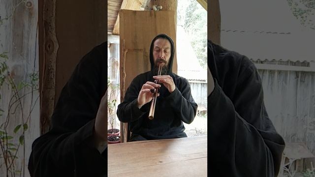 Импровизация на бамбуковой флейте сяо.