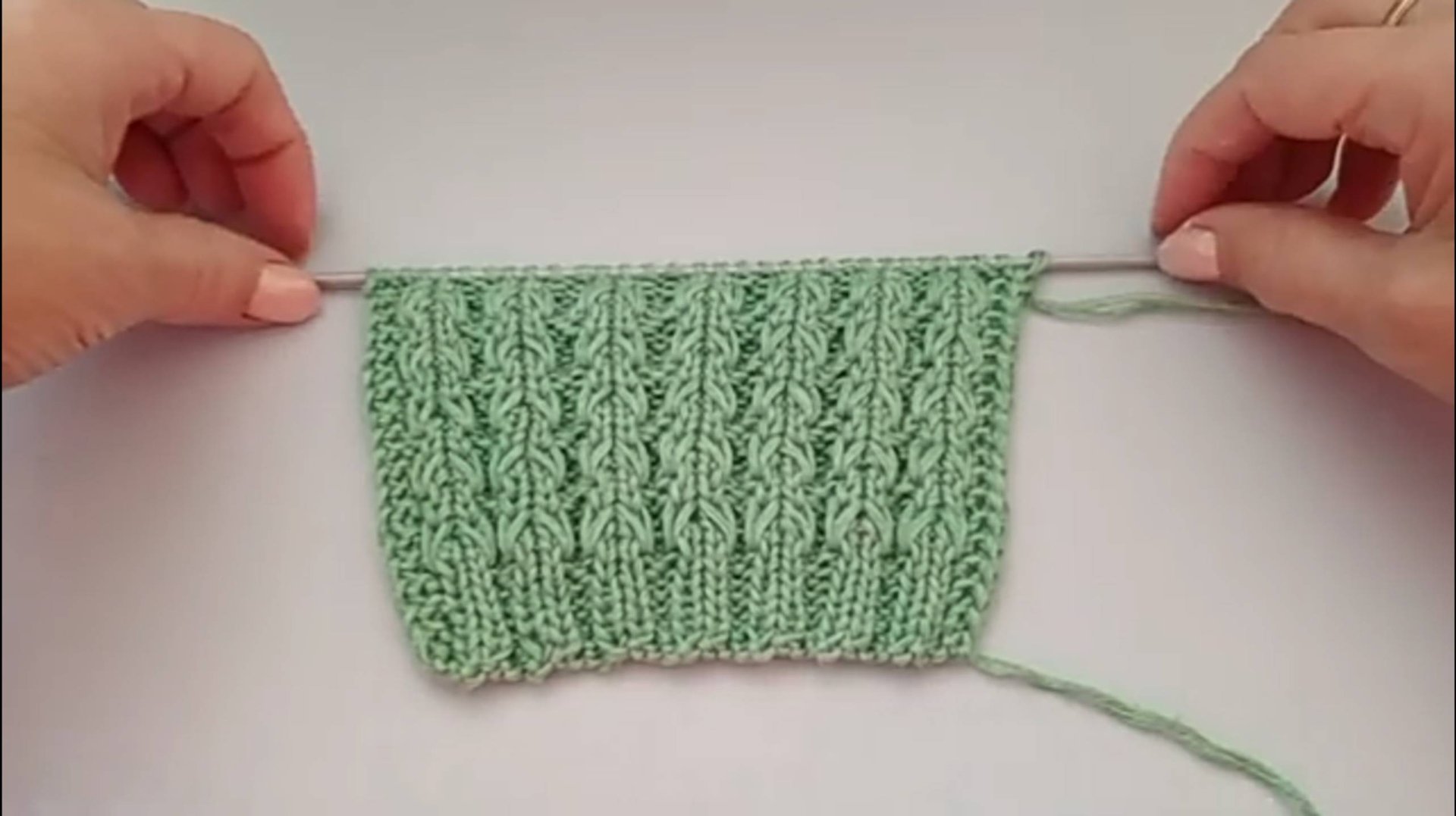 Плотный, рельефный узор спицами поворотными и круговыми рядами.