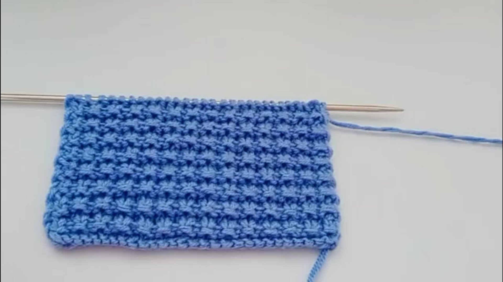Очень простой и приятный в работе рельефный узор спицами.