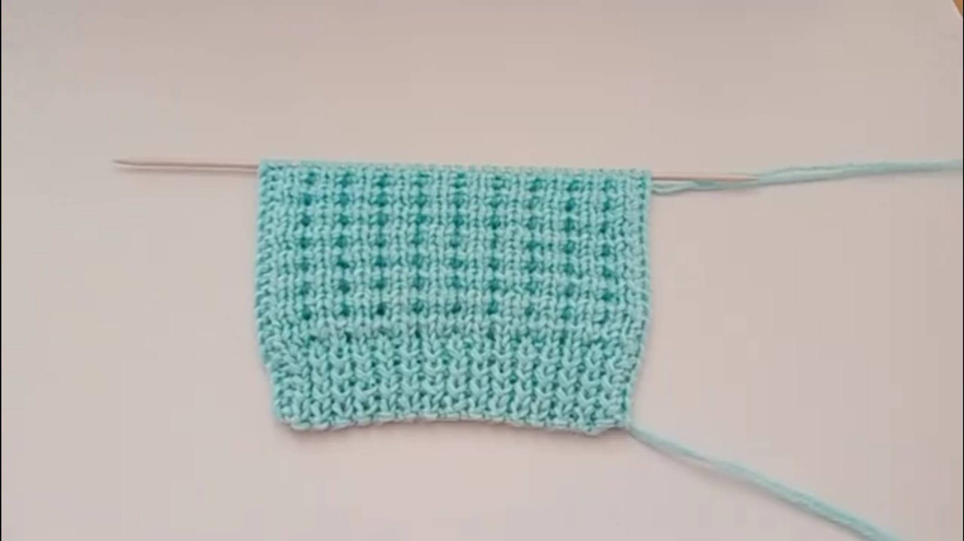 Несложный и красивый  рельефный узор спицами.