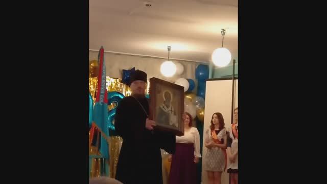Благословение выпускников Брусенцевской школы отцом Никандром
