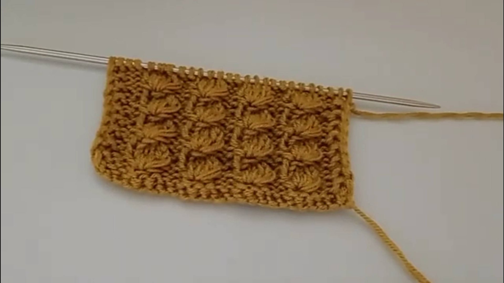 Красивый, рельефный, плотный узор спицами.