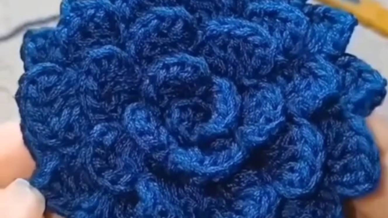 МК Цветок в рулончике на основе салфетки крючком