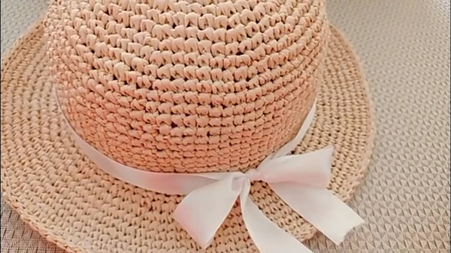 Шляпа из рафии крючком.