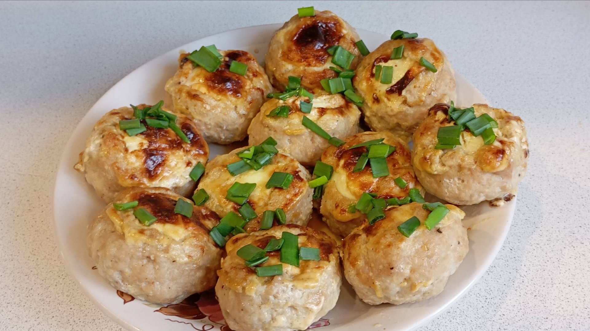 Мясные гнёзда из фарша с яйцом.