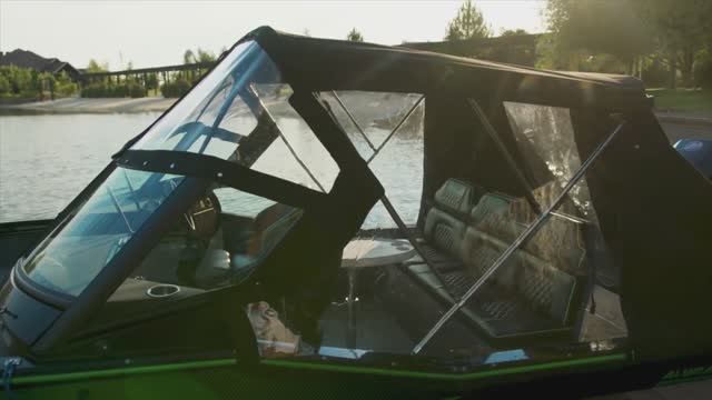 Преимущества лодок Aluma Storm.  Складной тент. Каркас и крыша тента раскладывается и складывается в