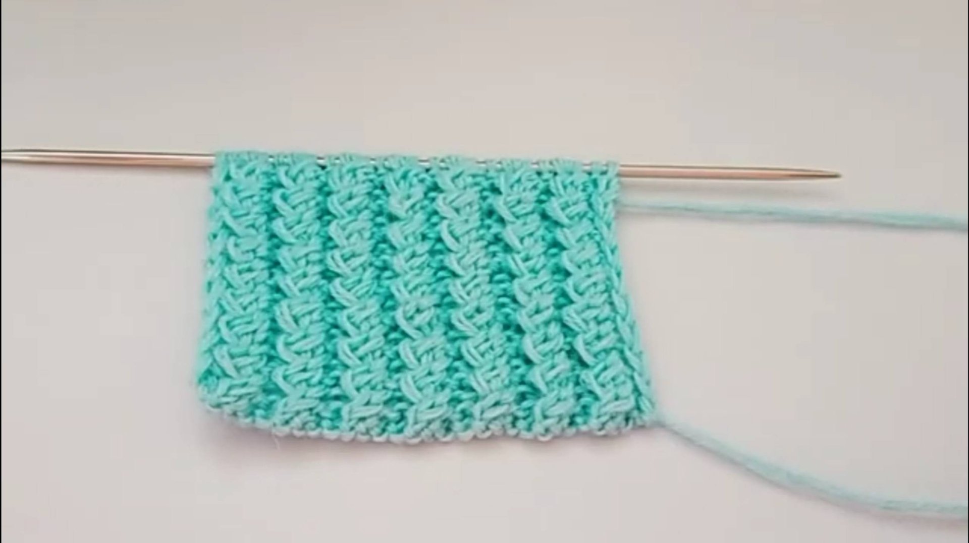 Красивый, рельефный узор спицами. 4 петли и 2 ряда.
